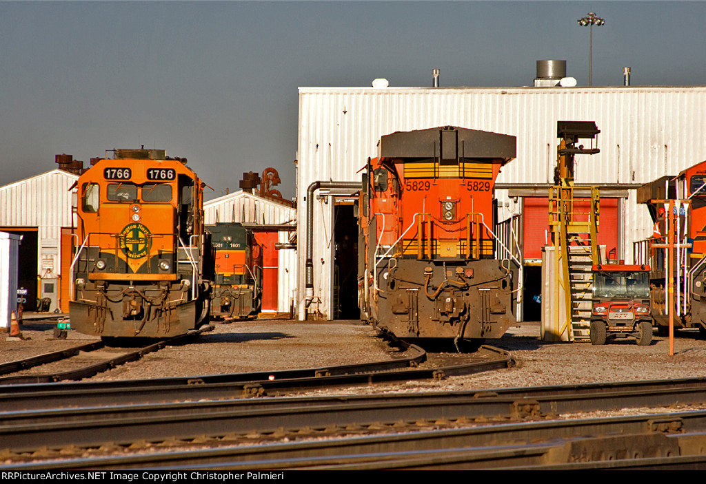 BNSF 1766 and BNSF 5829